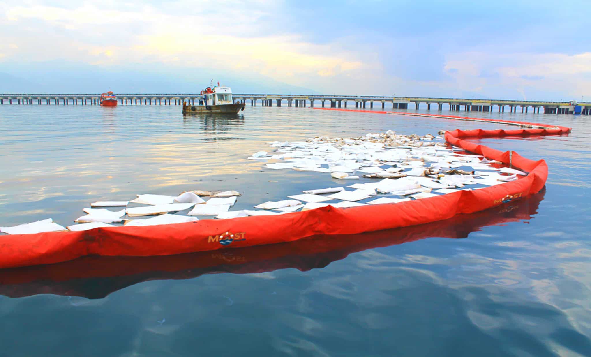 Textile Materials For Best Oil Spill Containment Boom Efficiency